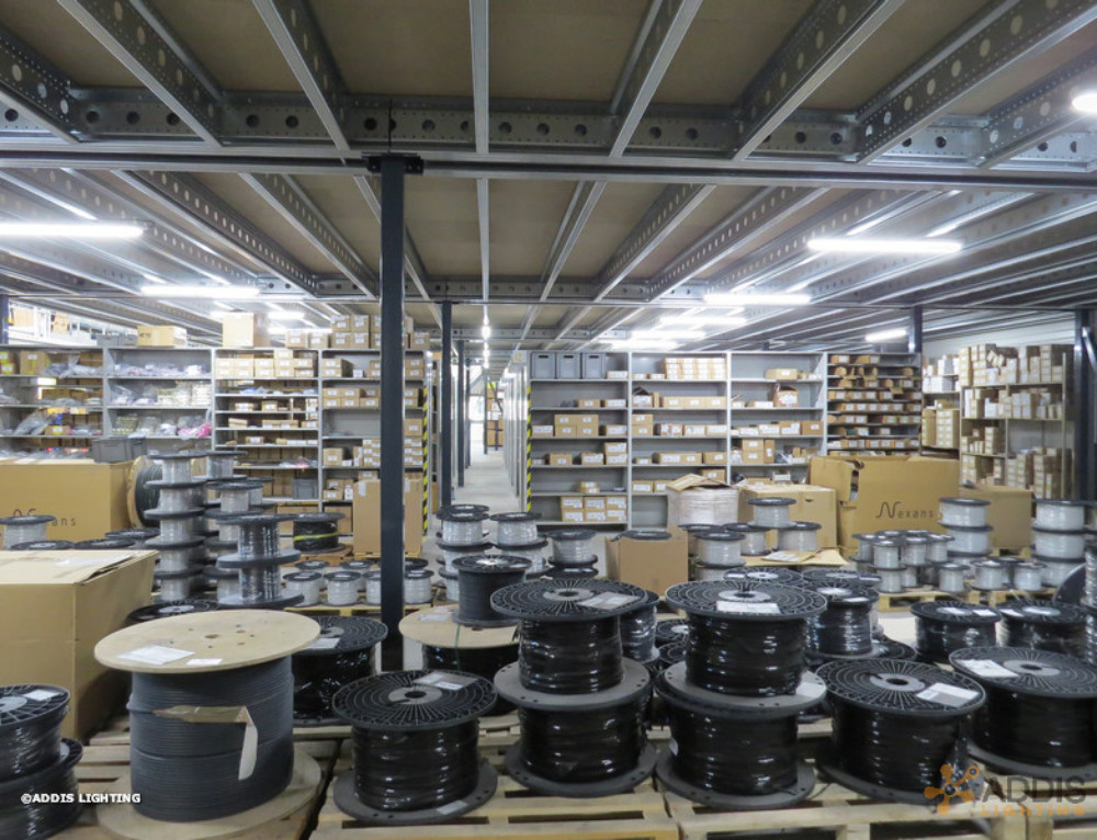 Rénovation en éclairage LED avec détecteur d'un entrepôt logistique ...